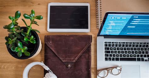 태블릿 노트북 헤드폰 및 책상 위의 화분 평면도 사진 Unsplash의 가죽 가방 이미지