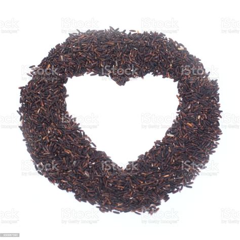 Riceberry 하트 프레임 흰색 배경에 고립입니다 Riceberry는 태국에서 사육 되어 쌀의 새로운 다양성 이다 쌀은 깊은