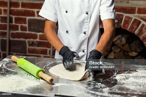 요리사 피자 반죽 만들기입니다 남자 손 준비 빵 제빵과 제과의 개념 가사 집안일에 대한 스톡 사진 및 기타 이미지 가사