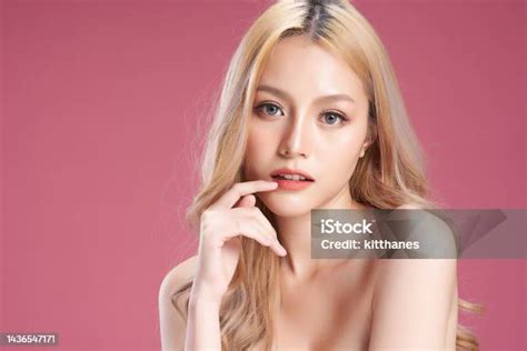 ピンクの背景にきれいな新鮮な肌を持つ美しい若いアジアの女性 顔のケア 顔の治療 美容 美容とスパ アジアの女性の肖像画 1人のストック