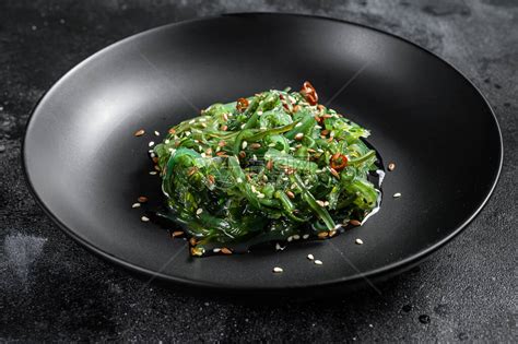 海藻沙拉配有芝麻种子黑色背高清图片下载 正版图片506608770 摄图网