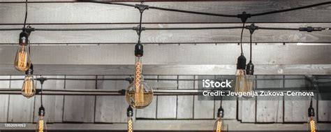 매달려 여름 테라스 조명 작은 야외 전구의 행 보케 배경으로 다른 전구의 흐릿한 빛으로 빛나는 동안 오렌지 따뜻한 조명 그늘에서 조명 전구 0명에 대한 스톡 사진 및 기타