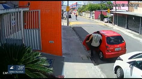 Vídeo Assaltante invade carro e rouba pai e filha em frente a escola