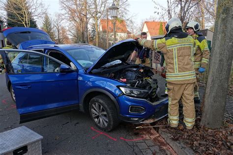 Fahrerin Prallt Gegen Baum Vier Personen Verletzt