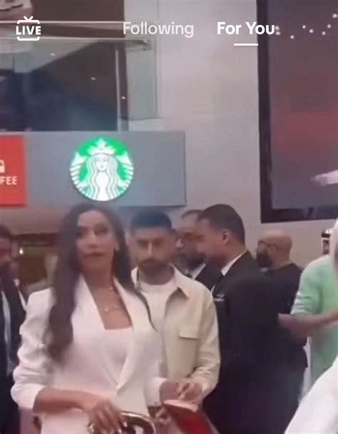 بعد أنباء ارتباطهما أنس بوخش يرافق دينا الشربيني في افتتاح فيلمها صورة