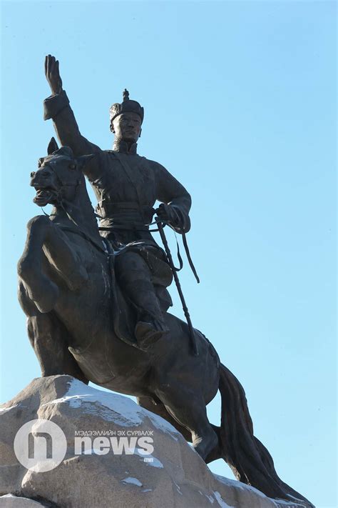 ФОТО Д Сүхбаатарын хөшөөнд цэцэг өргөж Их эзэн Чингис хааны хөшөөнд хүндэтгэл үзүүллээ News Mn