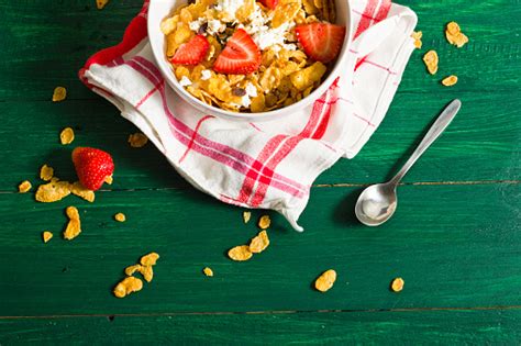 우유와 딸기를 곁들인 오트밀과 옥수수 플레이크의 아침 식사 0명에 대한 스톡 사진 및 기타 이미지 0명 건강관리와 의술 건강한 생활방식 Istock