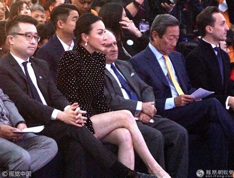 刘嘉玲穿短裙露美腿扯裙边 面无表情冷若冰 手机凤凰网