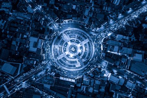 웡 위안 야이 원형 교차로 고속도로 교차점의 공중 보기 건축 및 기술 교통 개념의 구조에도로 모양 원 평면도 도시 도시 방콕 밤 태국 밤 하루 시간대에 대한 스톡 사진 및