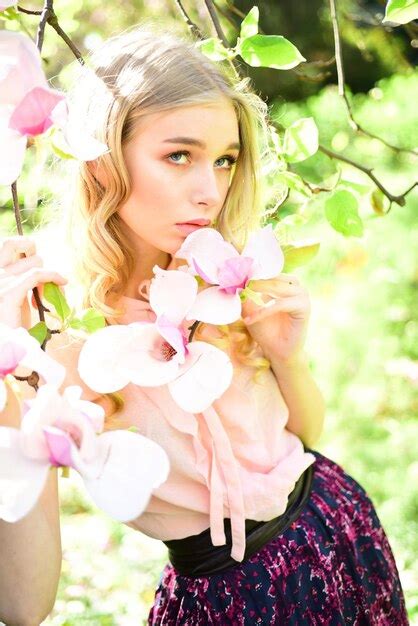 Encantadora Chica Rubia Con El Pelo Rizado Con Blusa Rosa Posando Junto