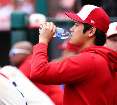 ＜エンゼルス・タイガース＞試合中、ベンチで水を飲む大谷（撮影・光山 貴大） ― スポニチ Sponichi Annex 野球
