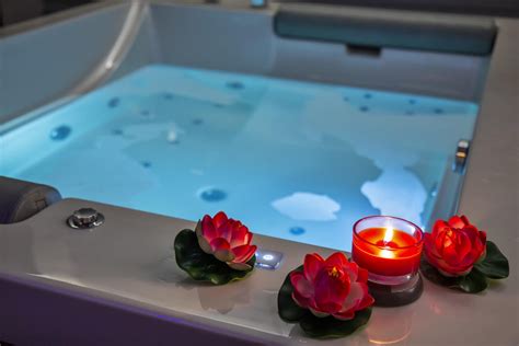 Romantyczny relaks w wannie SPA sprawdź nasze pomysły dla dwojga
