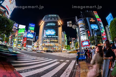 東京 渋谷駅 夜のスクランブル交差点の写真素材 241031663 イメージマート