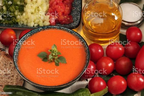 피망 바질 양파 오이 올리브 오일을 곁들인 토마토 가스파초 0명에 대한 스톡 사진 및 기타 이미지 0명 가스파초 건강한