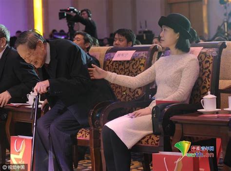 94歲楊振寧與40歲妻子親密現身頒獎典禮 科學精神的傳承令人動容 每日頭條