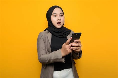 아시아 여자 스마트 폰보고 충격 프리미엄 사진