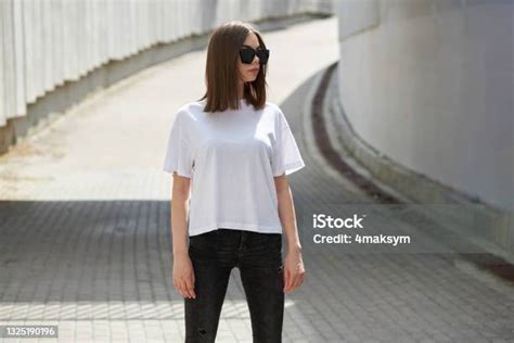 로고를 위한 공간이 있는 흰색 빈 티셔츠를 입은 소녀 또는 여성 캐주얼한 도시 스타일로 모의 또는 디자인 T 셔츠에 대한 스톡