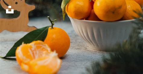 흰색 세라믹 그릇에 오렌지 과일 사진 Unsplash의 무료 크리스마스 이미지