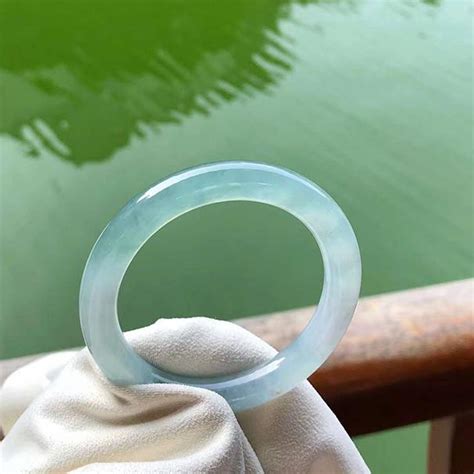 冰种湖水绿圆条翡翠手镯 冰种玻璃种翡翠手镯挂件A货 翡翠原石种水等级划分鉴定价格多少钱国翠世家珠宝