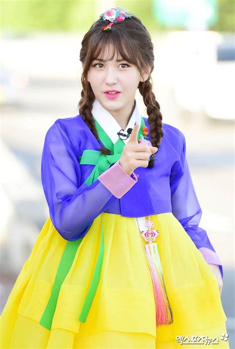 N년 전 오늘의 Xp 연예계 바비인형 선후배 한채영 전소미 한복 입고 1위 공약 실행 네이트 연예