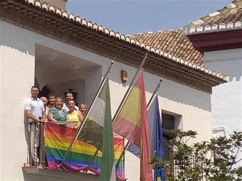 Vox Denuncia Ante La Guardia Civil A Una Alcaldesa Del Psoe Por Colgar