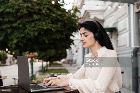 온라인 노트북에서 작업하고 헤드폰으로 음악을 듣는 손에 Vitiligo 피부 색소 침착을 가진 소녀 피부 계절성 질환 30 34세에 대한 스톡 사진 및 기타 이미지 Istock