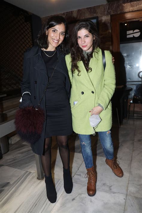 Η Ηρώ Μπέζου με Casual Look στο θέατρο Marie Claire Ότι έχει