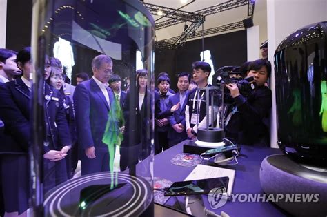 5g기술 기반 홀로그램 통신 살펴보는 문 대통령 연합뉴스
