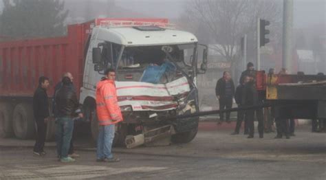 Yolcu otobüsüyle kamyon çarpıştı 4 yaralı Sözcü