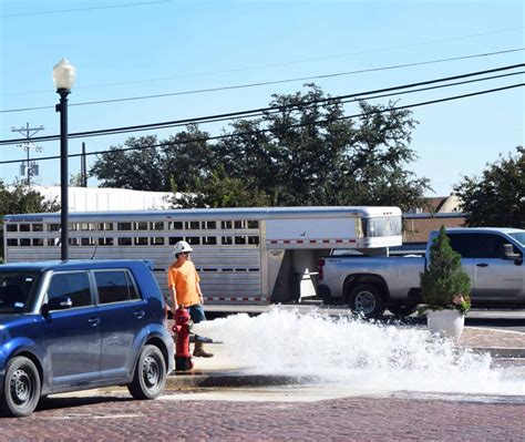 Crews Tackle An Eight Inch Water Line Break Bowie News