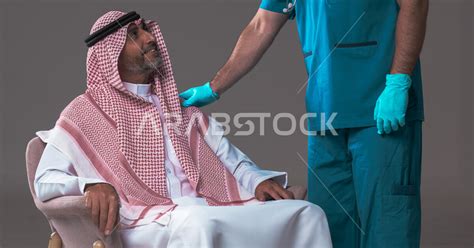 تقديم أفضل الخدمات الصحية لمرضى كبار السن في المستشفى، بورتريه لممرض