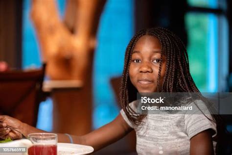 추수 감사절 저녁 식사 하는 동안 테이블에서 미국아프리카 가족 Fraternity에 대한 스톡 사진 및 기타 이미지 Fraternity 가을 가정 생활 Istock