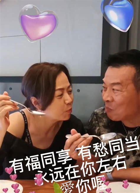 Tvb戏骨吴毅将庆结婚19周年，港姐妻子素颜出镜，夫妻俩甜蜜拥吻唐丽球生活网友