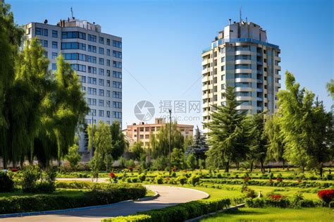 公寓前的公园景观高清图片下载 正版图片600466928 摄图网