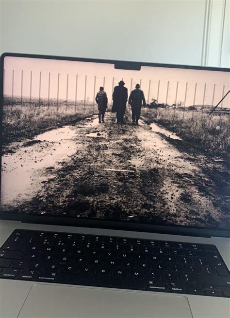 M1 Macbook Pro Bars Glitch When Computer Restarts After Charging