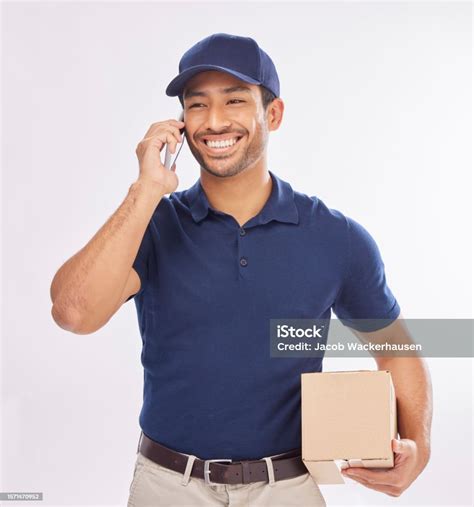 전화 배달원 및 택배는 모바일 대화에서 전자 상거래로 패키지를 배달하게되어 기쁩니다 배송 흥분 및 직원 또는 의사 소통을 위해 휴대폰 앱을 사용하는 소포를 가진 사람 30