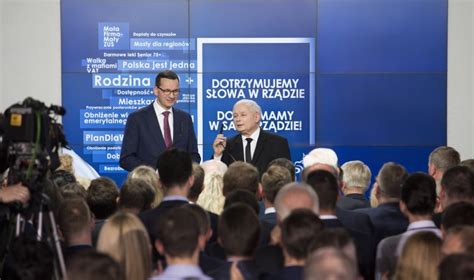 CBOS 43 proc Polaków uważa że PiS powinno sprawować władzę