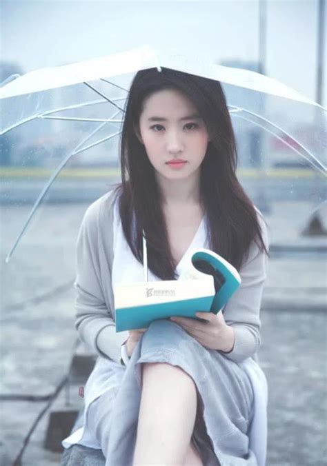刘亦菲撑雨伞写真照曝光，天仙文艺范十足，颜值让人叹服 知乎