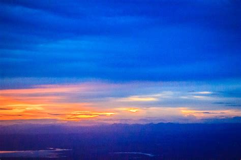 黃昏的天空和雲彩在清晨黎明的背景天空中充滿生機的色彩 從黃昏到黎明 烏雲密佈戲劇性的晚上 Cloudscape 在城市黃昏的天空開始從藍色變成