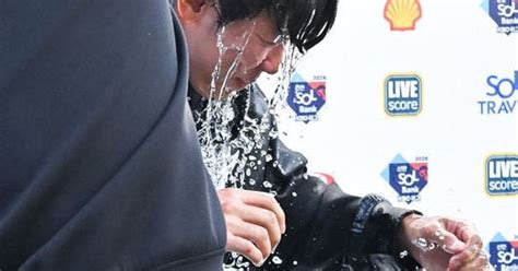 사진 프로 데뷔 첫승 황준서축하 물세례로 물 흠뻑
