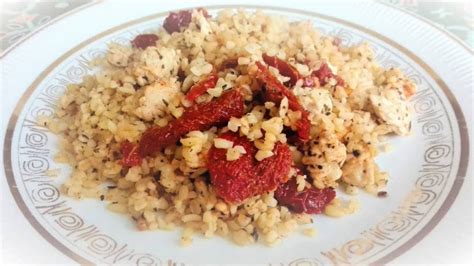 Przepis na KASZA BULGUR Z INDYKIEM I SUSZONYMI POMIDORAMI Być w