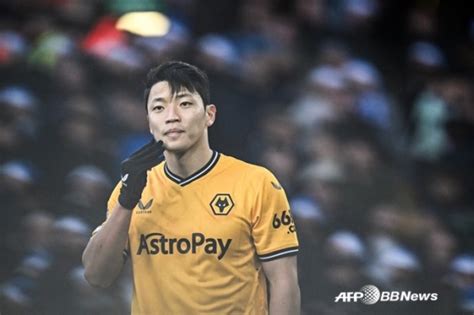 충격 황소 부진에 열 받은 팬 445억에 안 판 거 제정신 황희찬 45분 만에 교체 굴욕 울버햄튼 뉴캐슬에 0