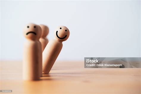 긍정적인 사고 방식 선택 개념을 위한 복사 공간이 있는 슬픈 얼굴에서 선 밖의 나무 그림에 미소 짓는 얼굴 희망에 대한 스톡 사진 및 기타 이미지 Istock