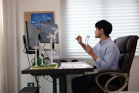 개인용 컴퓨터에서 3d 풍력 터빈 모델을 설계하는 기계 엔지니어의 클로즈업 측면 보기 사무실에서 일하는 전문가 사무실 책상 위에