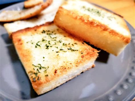 季の子🍄 On Twitter きのうの食パンにくまんであまった食パンとパンの耳でつくったガーリックトーストをかじりながらあにりべみます！
