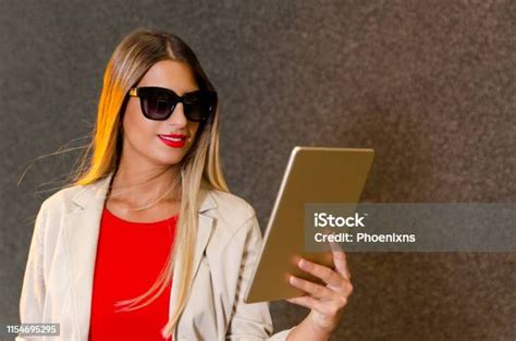근접 촬영 젊은 아름 다운 여 자가 태블릿을 들고 미소 야외 초상화 디지털 태블릿 사용하기에 대한 스톡 사진 및 기타 이미지 디지털 태블릿 사용하기 명랑한 미소