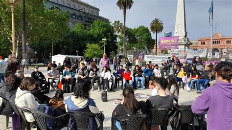 Universitarios cruzaron a Milei cuando salió a saludar al balcón de la Rosada - elDiarioAR.com