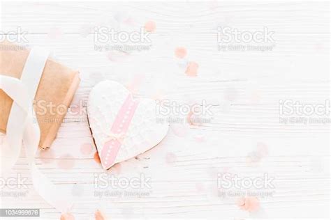 해피 어머니의 날 인사말 카드입니다 쿠키 마음 및 공예 선물 상자 색종이 플랫 화이트 소박한 나무 배경에 누워 텍스트를 위한