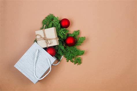 공예 종이와 빨간 싸구려 베이지 색 소나무 가지로 포장 된 선물 상자가 있는 쇼핑백 0명에 대한 스톡 사진 및 기타 이미지