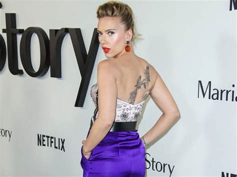 من أين انتقت سكارليت جوهانسون ملابسها ومجوهراتها بعرض Marriage Story؟ عين